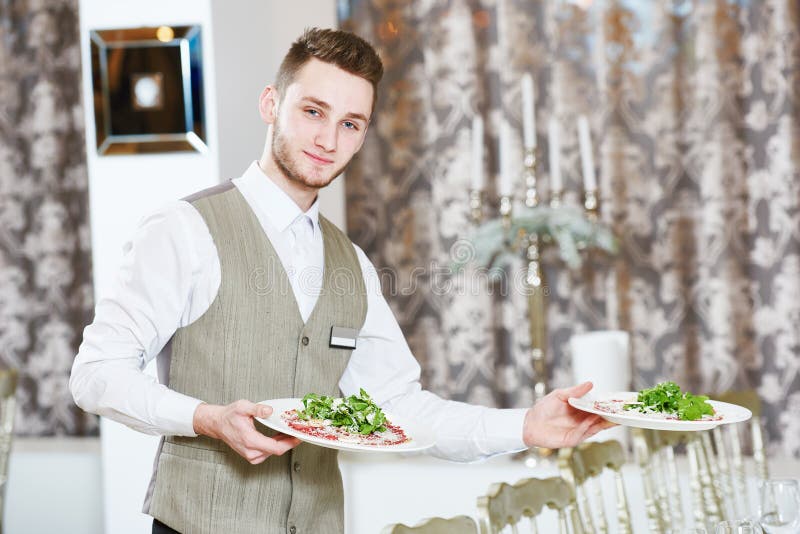 Table De Portion De Serveur De Restaurant Avec La Nourriture Photo ...