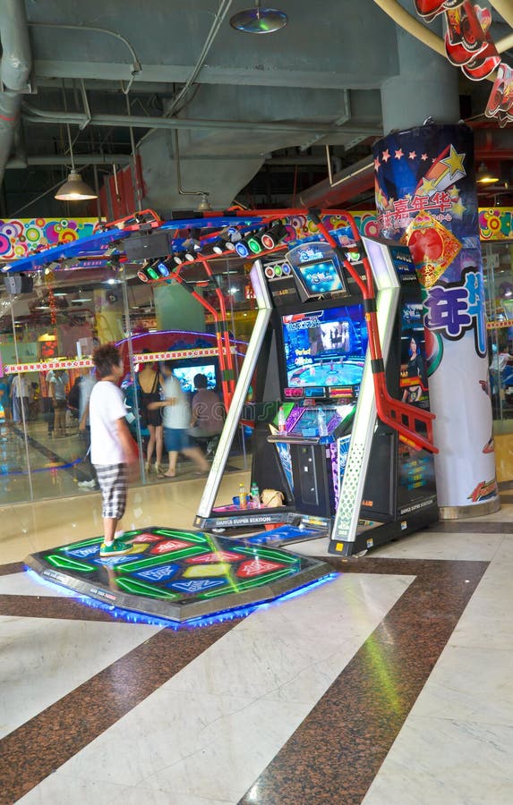 Play the arcade editorial photography. Image of people - 20851247