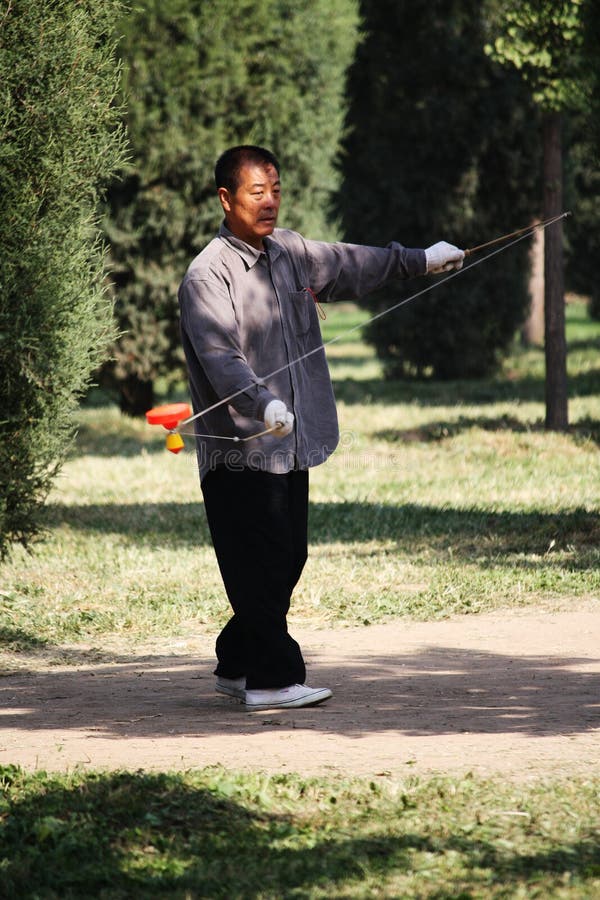 Play diabolo editorial image. Image of game, hand, play - 26518565