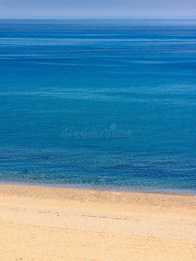 Playa Abandonada Con El Mar Azul Brillante Imagen de archivo - Imagen ...