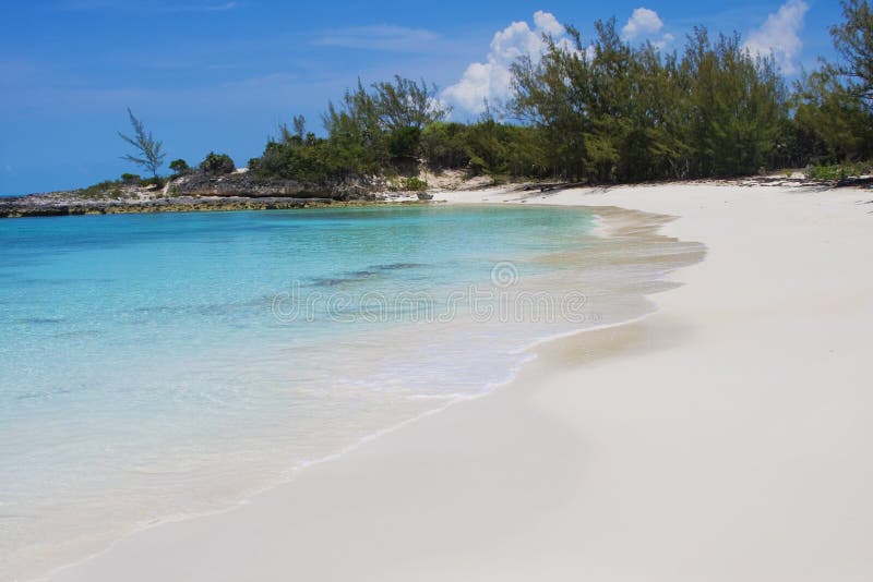 Playa aislada de Bahamas imagen de archivo. Imagen de arena - 9857521