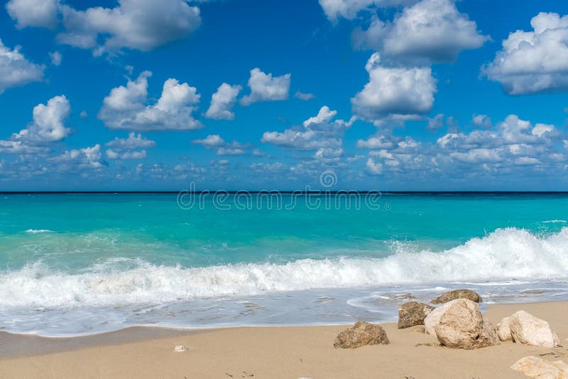 Playa arenosa griega foto de archivo. Imagen de playa - 137814624
