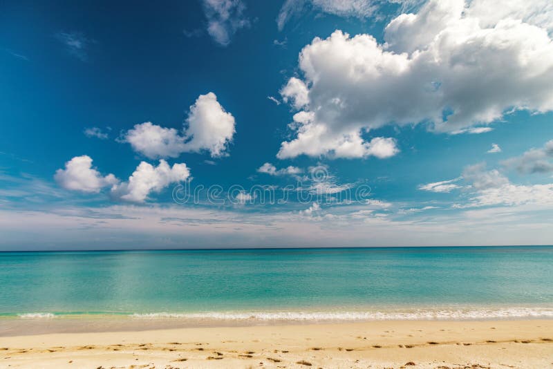Playa arenosa perfecta foto de archivo. Imagen de palma - 117127840