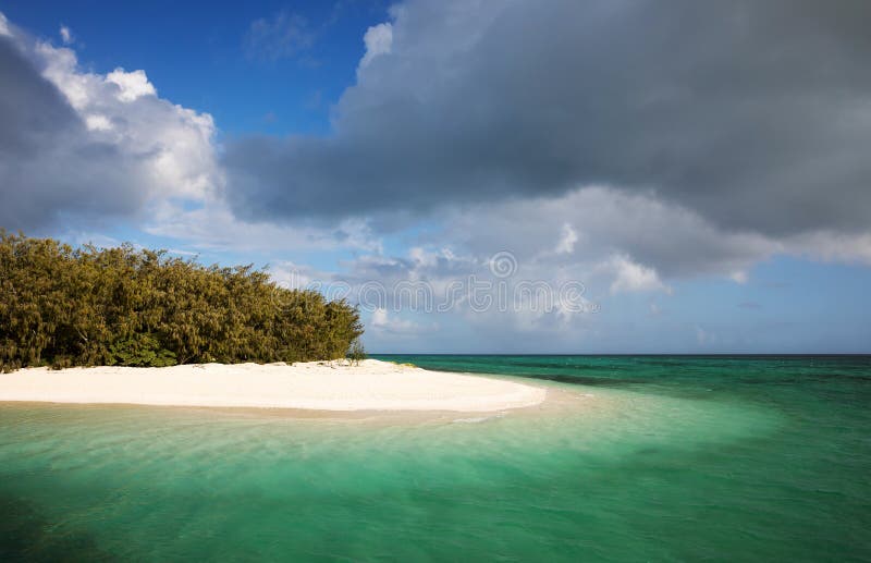 Playa Blanca De La Arena Con Agua Verde Imagen de archivo - Imagen de ...