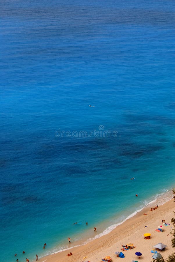 Playa Con El Mar Azul Grande Imagen de archivo - Imagen de travieso ...