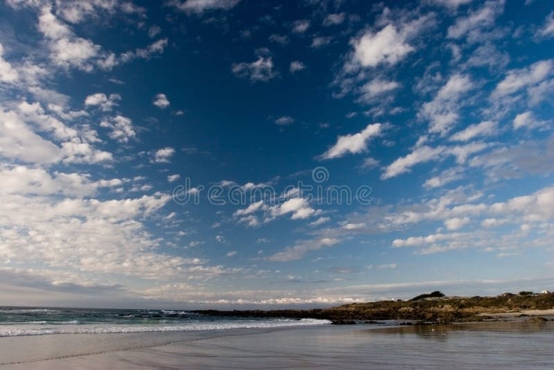 Playa con las rocas imagen de archivo. Imagen de vista - 691185