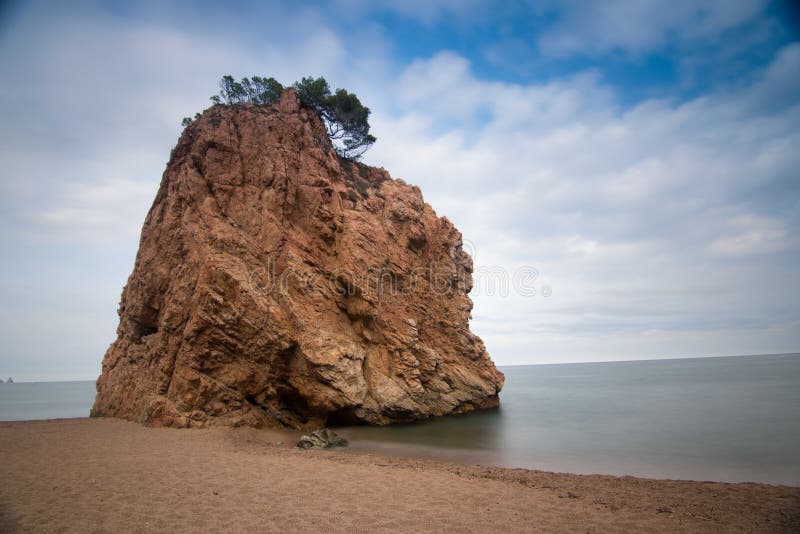 Playa Con Las Rocas Y El Cielo Foto de archivo - Imagen de playa ...