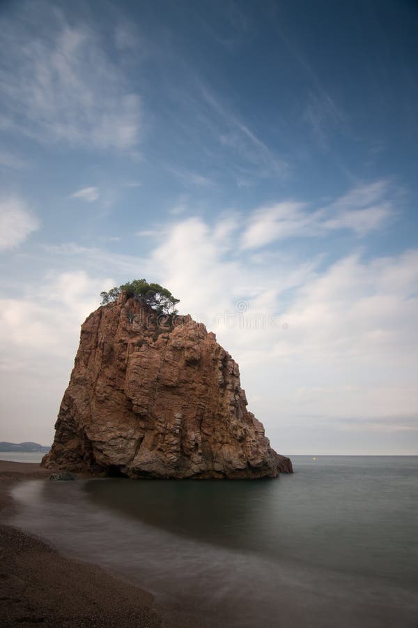 Playa Con Las Rocas Y El Cielo Foto de archivo - Imagen de clavar ...