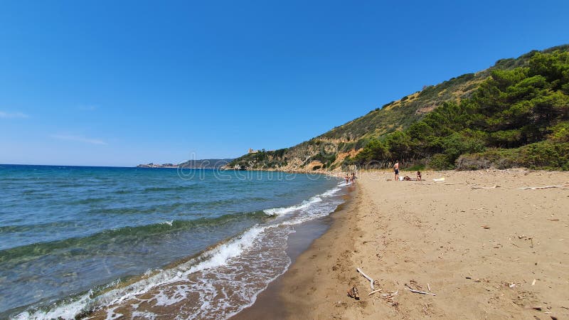 Playa de albinia imagen de archivo. Imagen de acantilado - 192418461