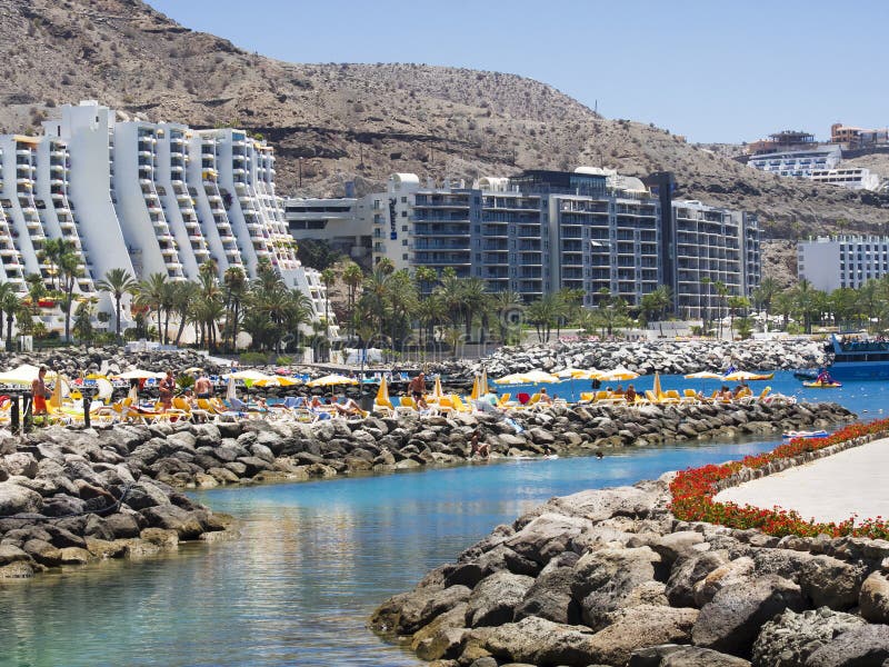 Playa de Anfi Del Mar fotografía editorial. Imagen de cubo - 57903812