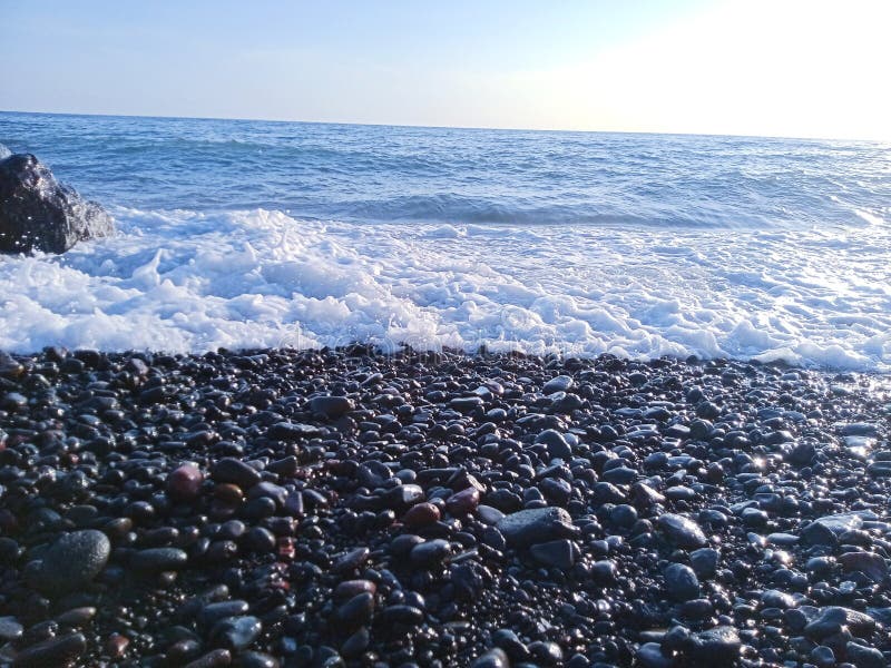 Playa De Arena Negra Y Rocosa Imagen de archivo - Imagen de negro ...