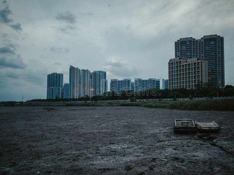Playa De Barro Con Edificios Modernos Junto Al Mar Bajo Un Cielo Turbio ...
