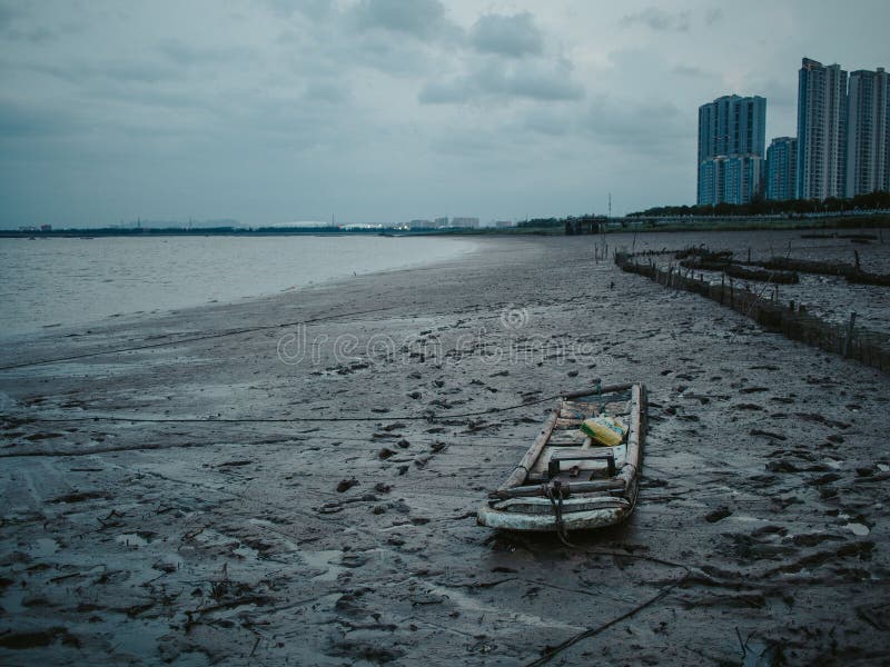Playa De Barro Con Edificios Modernos Junto Al Mar Bajo Un Cielo Turbio ...