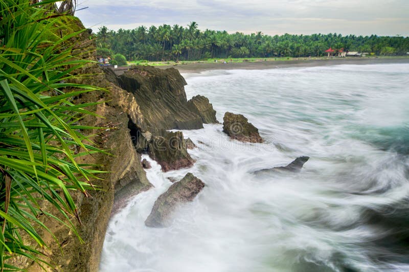 Playa de batu hiu foto de archivo. Imagen de agua, cascada - 248900750