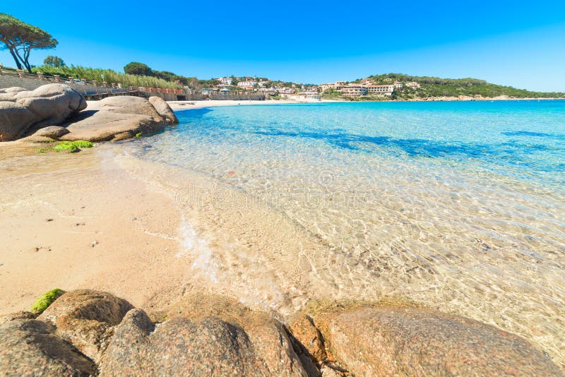 Playa de Cala Battistoni imagen de archivo. Imagen de azul - 72661433