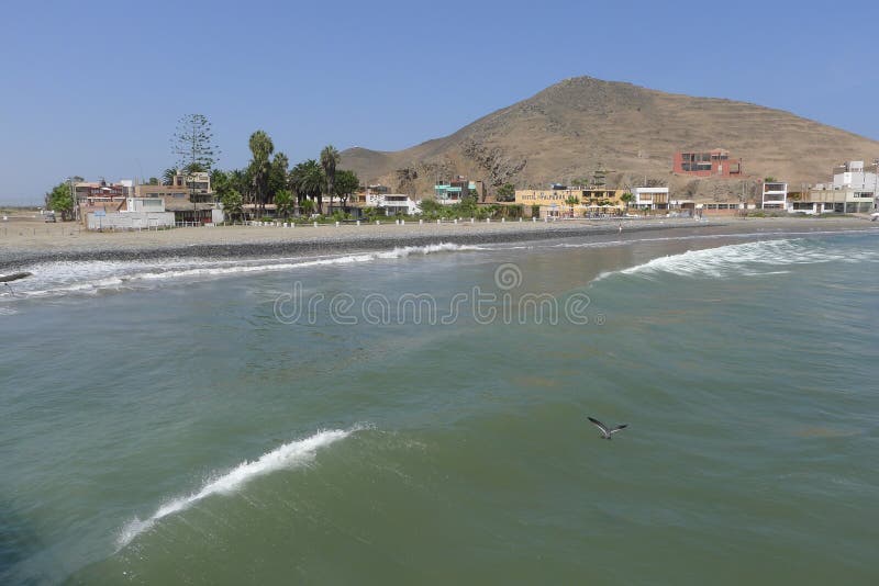 Playa De Cerro Azul En Al Sur De Lima, Perú Foto de archivo editorial ...