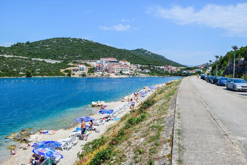 Playa de Cityscape y Neum foto editorial. Imagen de orilla - 159504541
