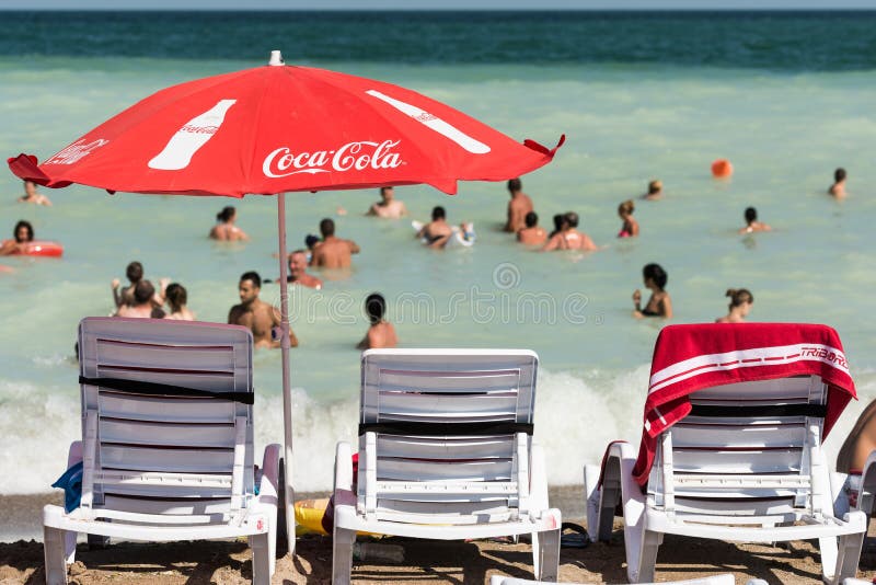 Playa De Coca Cola Umbrella on the Imagen editorial - Imagen de blanco ...