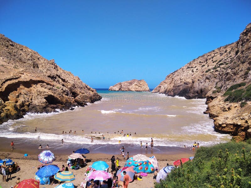 Playa de diferente color foto editorial. Imagen de cauce - 207965786