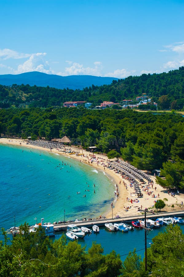 Playa de Koukounaries imagen de archivo. Imagen de arenoso - 34882263