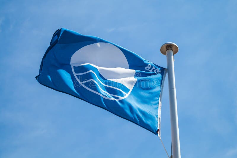 Playa De La Bandera Azul, Bandera Que Agita Fotografía editorial ...