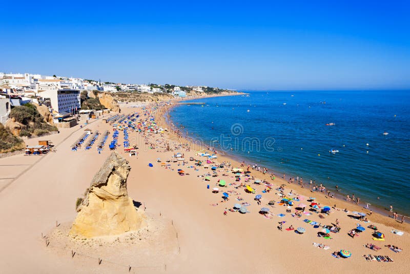 Playa En La Ciudad Albufeira, Portugal Foto de archivo - Imagen de ...
