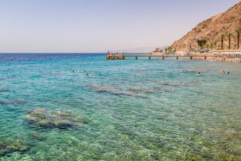 Playa De La Ciudad De Eilat, Mar Rojo, Israel Imagen de archivo ...