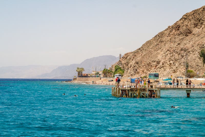 Playa De La Ciudad De Eilat, Mar Rojo, Israel Foto de archivo editorial ...