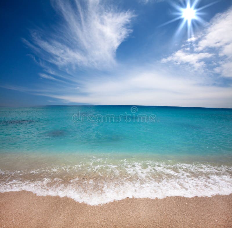 Playa de la sol imagen de archivo. Imagen de azul, onda - 15325427