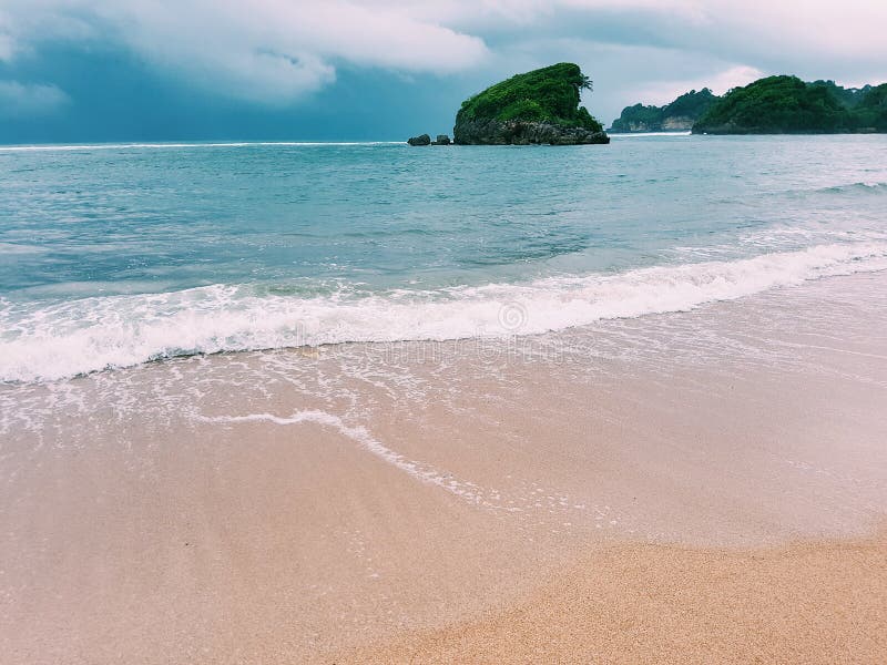 Playa De Las Vacaciones En Java Oriental, Indonesia Foto de archivo ...