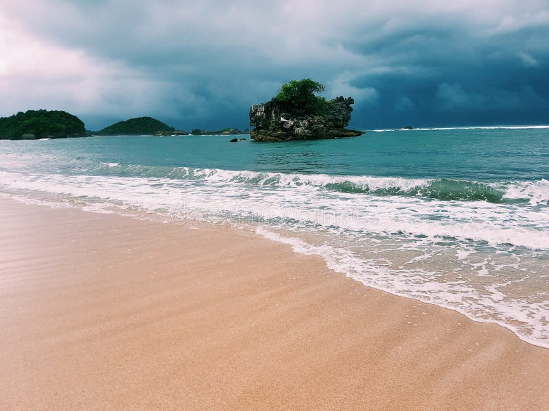 Playa De Las Vacaciones En Java Oriental, Indonesia Foto de archivo ...