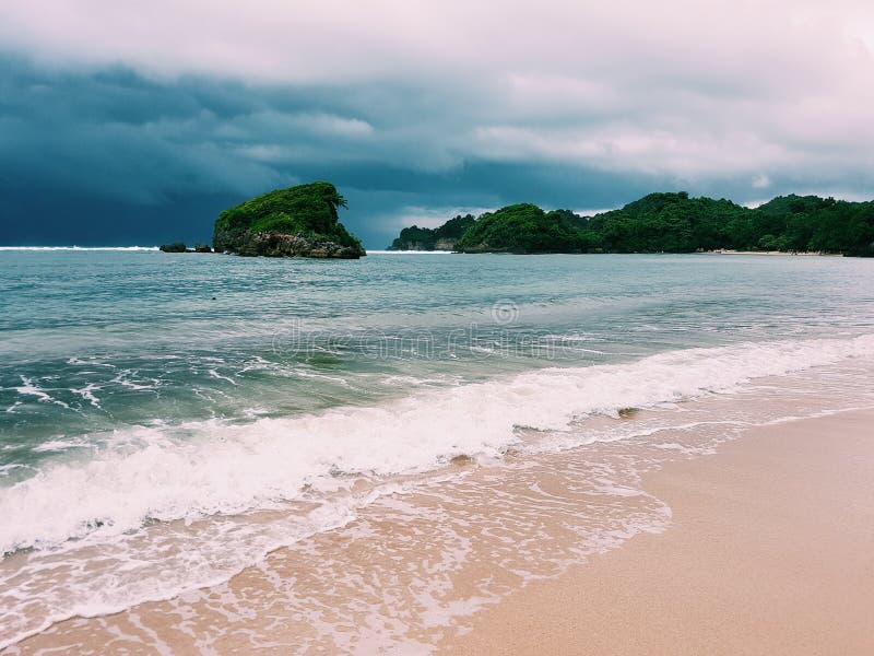 Playa De Las Vacaciones En Java Oriental, Indonesia Imagen de archivo ...