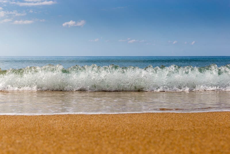 Playa De Mar Con Arena Y Olas. Día Soleado Imagen de archivo - Imagen ...