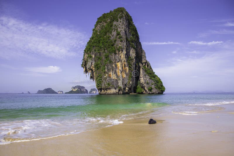 Playa de Railay foto de archivo. Imagen de roca, asoleado - 99708068