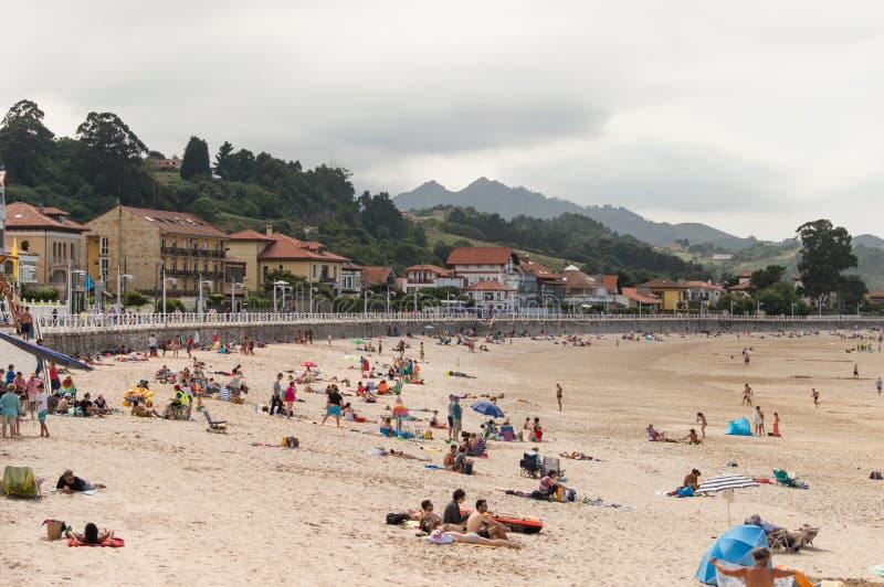 Playa de Ribadesella fotografía editorial. Imagen de marea - 49929227