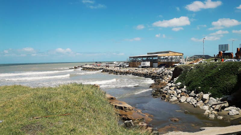 Playa De Rompeolas De Roca Mar Con Olas Cielo Con Nubes Foto de archivo ...