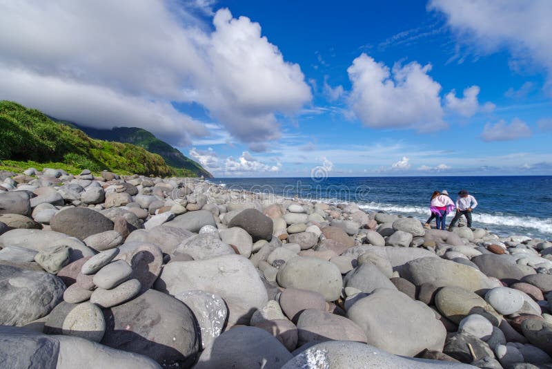 Playa De Valugan Boulder En Basco, Batanes Foto de archivo editorial ...