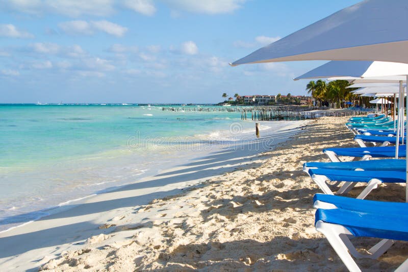 Playa del agua azul foto de archivo. Imagen de travieso - 29629230
