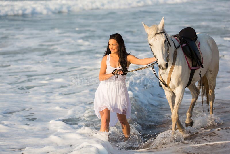 Playa Del Caballo De La Mujer Foto de archivo - Imagen de chapoteo ...