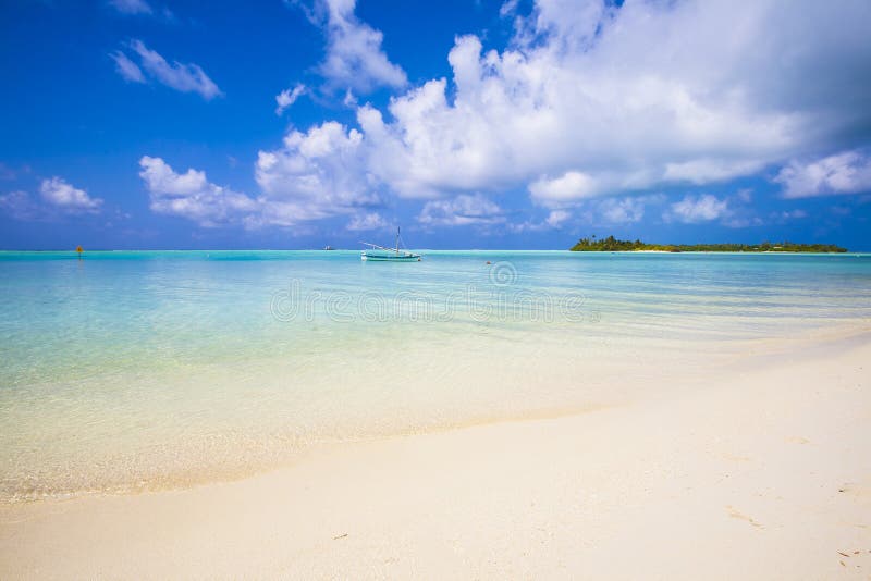 Playa e isla imagen de archivo. Imagen de maldivas, horizonte - 27336959