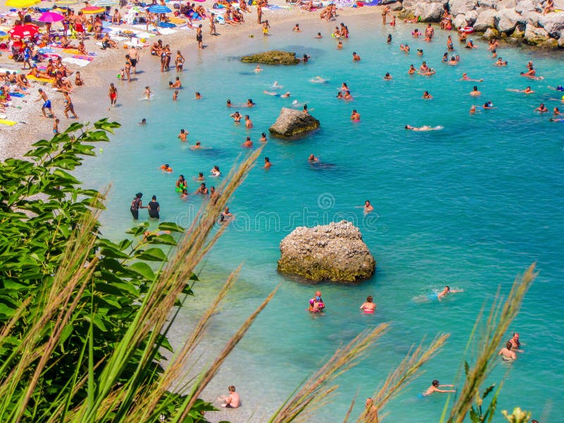 Playa en Capri, Italia fotografía editorial. Imagen de manojo - 152754862