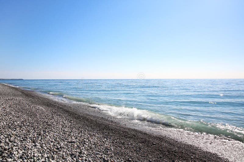 Playa en el Gagra, Abjasia foto de archivo. Imagen de onda - 70547814