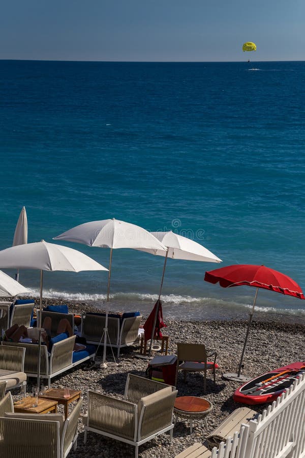 Playa en riviera francesa imagen de archivo. Imagen de océano - 133279745