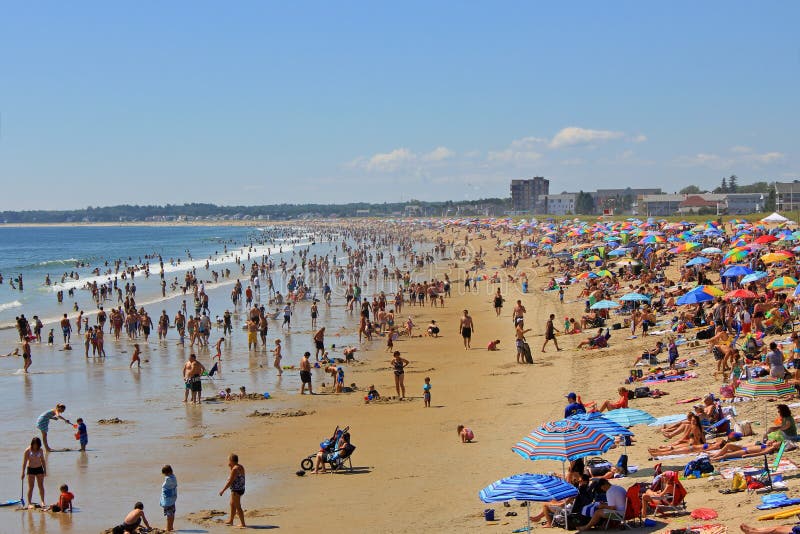Playa en verano. imagen editorial. Imagen de parque, muchedumbre - 23268805