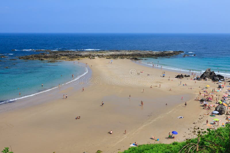 Playa De Pechon, Cantabria, España Foto de archivo - Imagen de azul ...