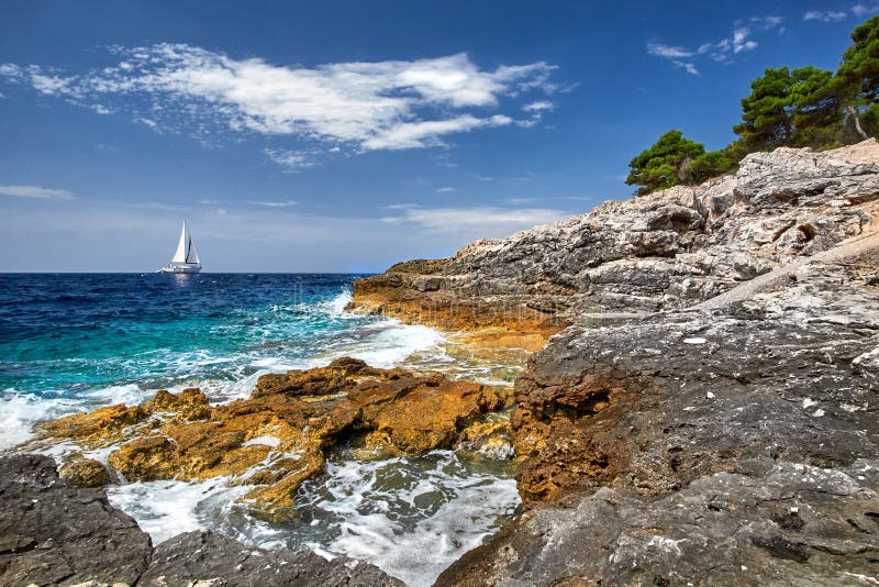 Playa, Pula Croacia, Croacia Rocky Beaches Imagen de archivo - Imagen ...