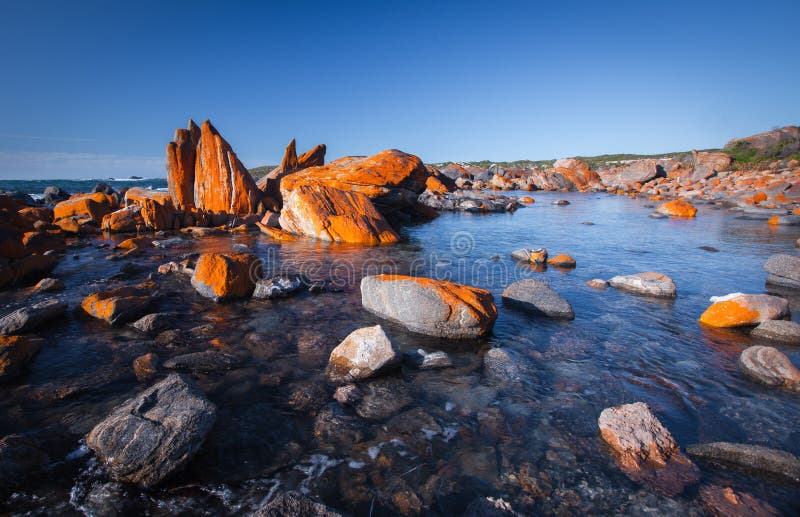 Playa rocosa foto de archivo. Imagen de paisaje, exterior - 114022296