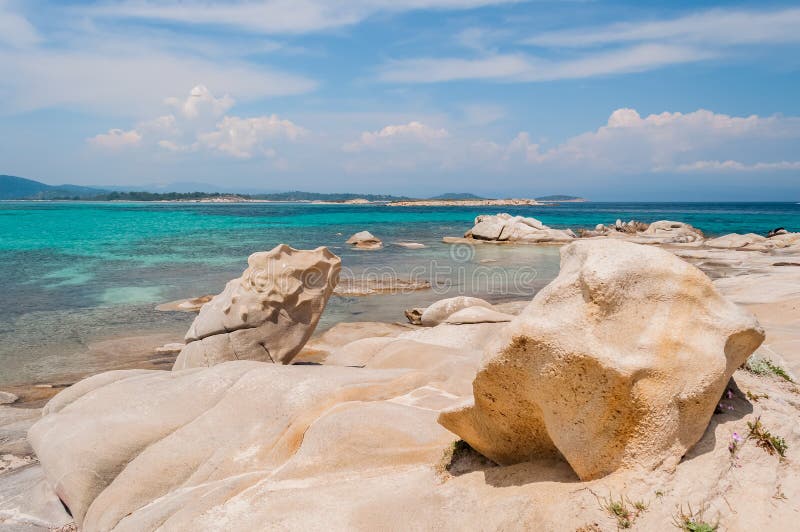 Playa rocosa foto de archivo. Imagen de hermoso, islas - 130565458