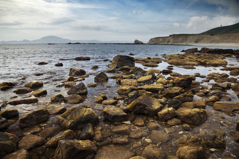 Playa rocosa imagen de archivo. Imagen de rocas, calor - 17217701