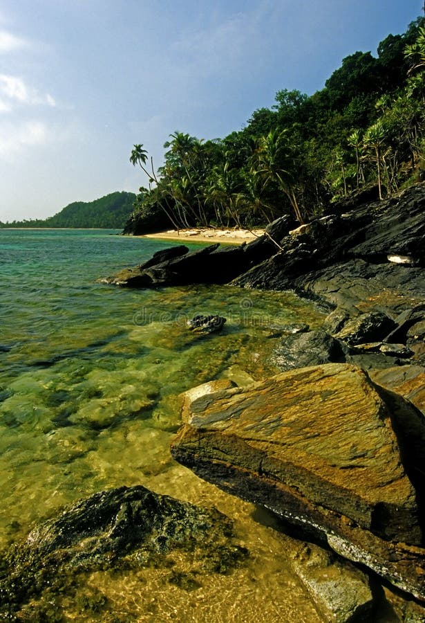 Playa rocosa foto de archivo. Imagen de caribe, tropical - 2709572